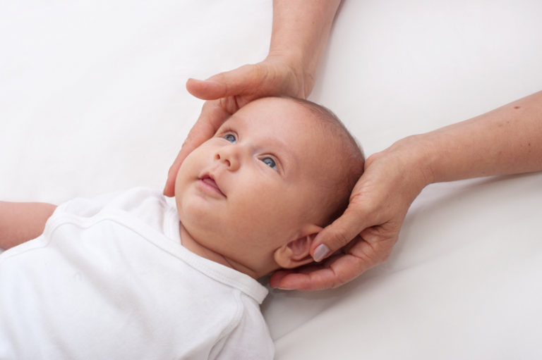 Syndrome de la tête plate chez les bébés : Comment le détecter [et ...